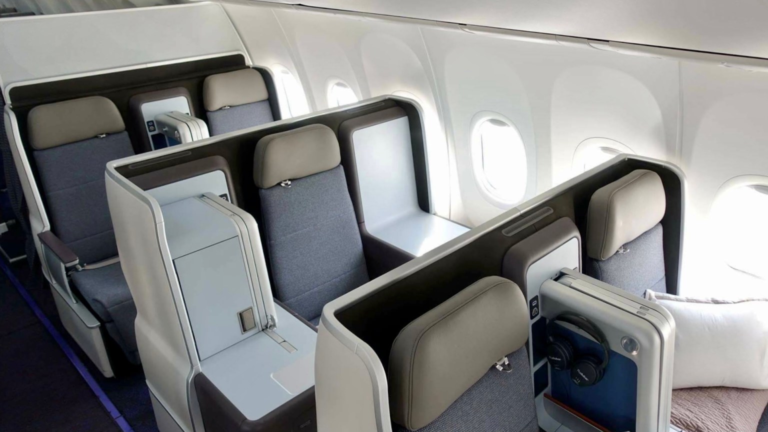 Singapore Airlines kicks off its Boeing 737 MAX cabin refits - Mainly Miles