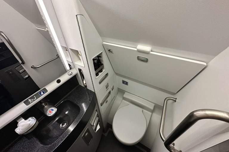 Review: Qantas A330 Business Class - Mainly Miles