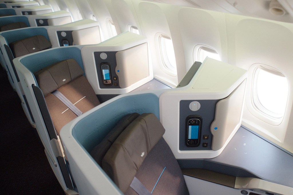 KLM reveals new closed-door Business Class seats for its Singapore ...