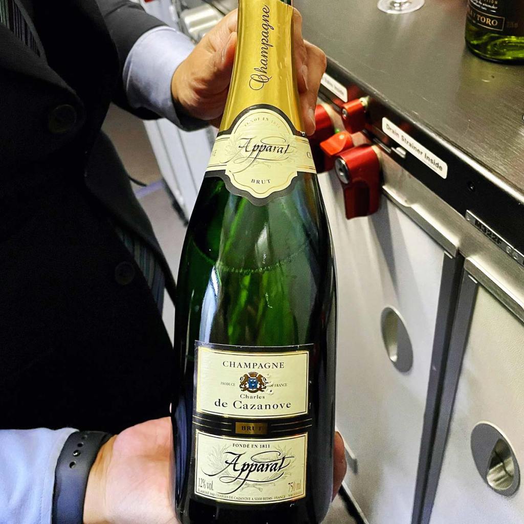 Singapore Airlines enhances Premium Economy service, including amenity ...