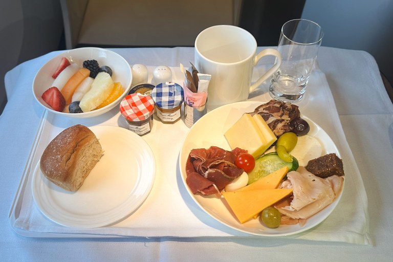 Review: Emirates' new Boeing 777 Business Class - no more middle seat ...