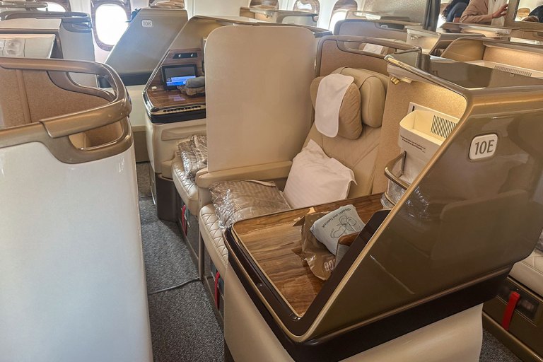 Review: Emirates' new Boeing 777 Business Class - no more middle seat ...