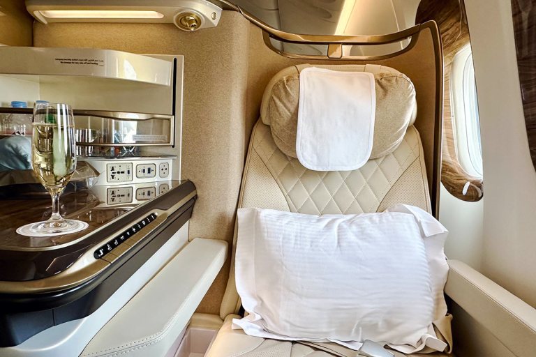 Review: Emirates' new Boeing 777 Business Class - no more middle seat ...