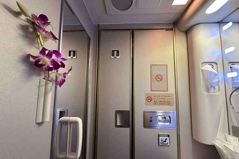Review: Emirates' new Boeing 777 Business Class - no more middle seat ...