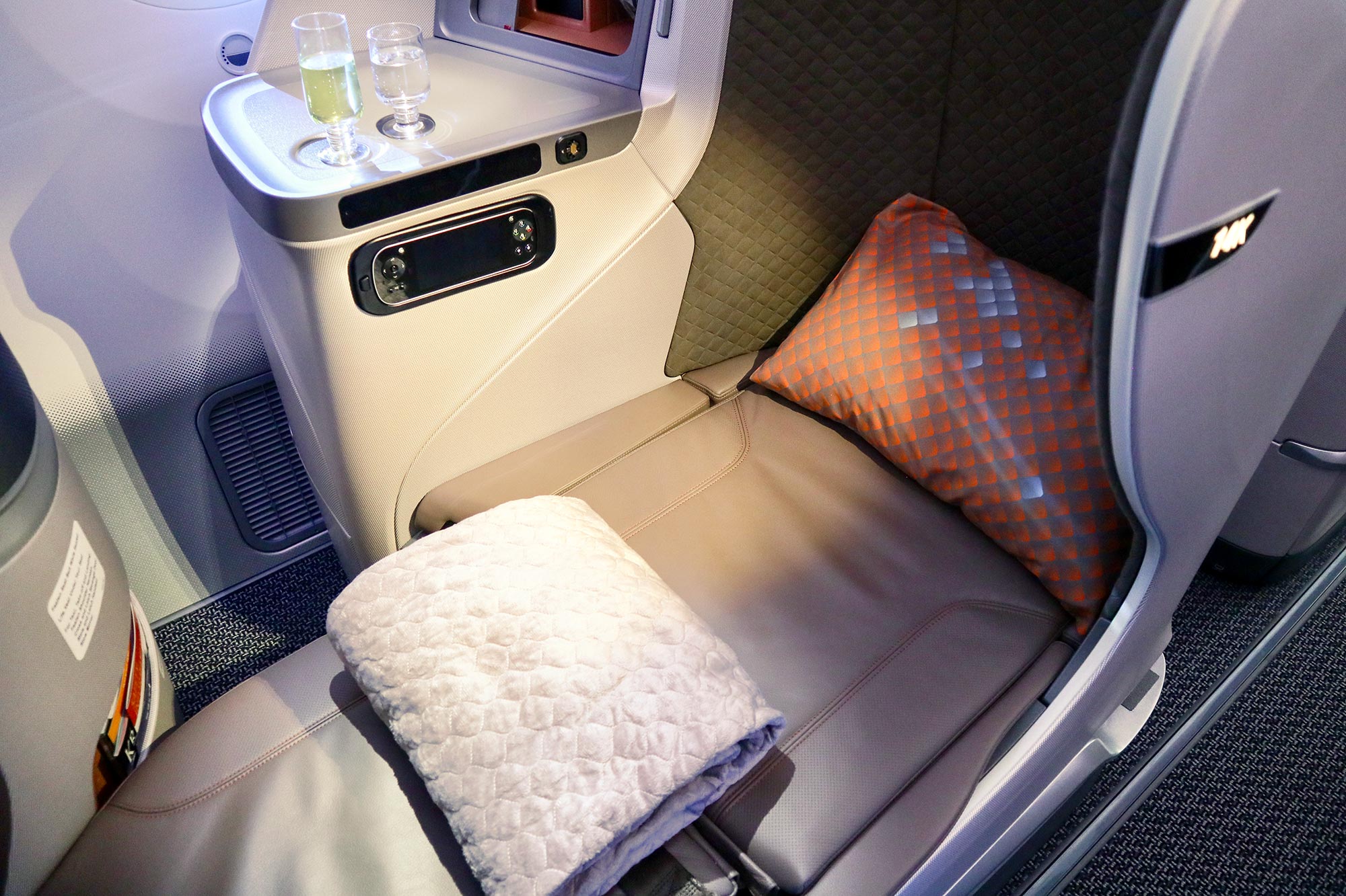 Every Singapore Airlines flight now has flat beds in Business Class ...