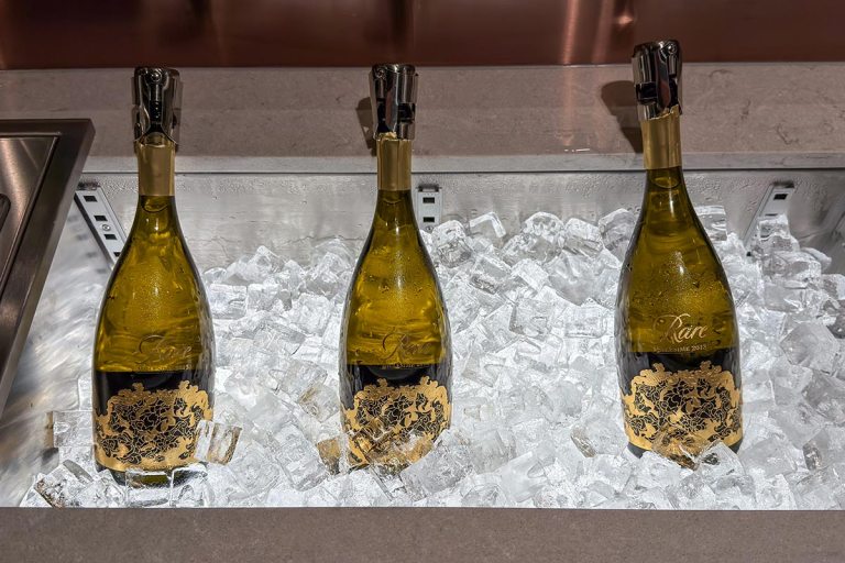 Singapore Airlines reveals all-new First Class SilverKris Lounge at ...